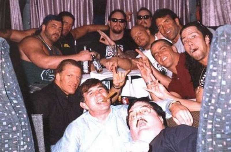 15 Awesome Pictures Of Wwe Stars Hanging Out Backstage