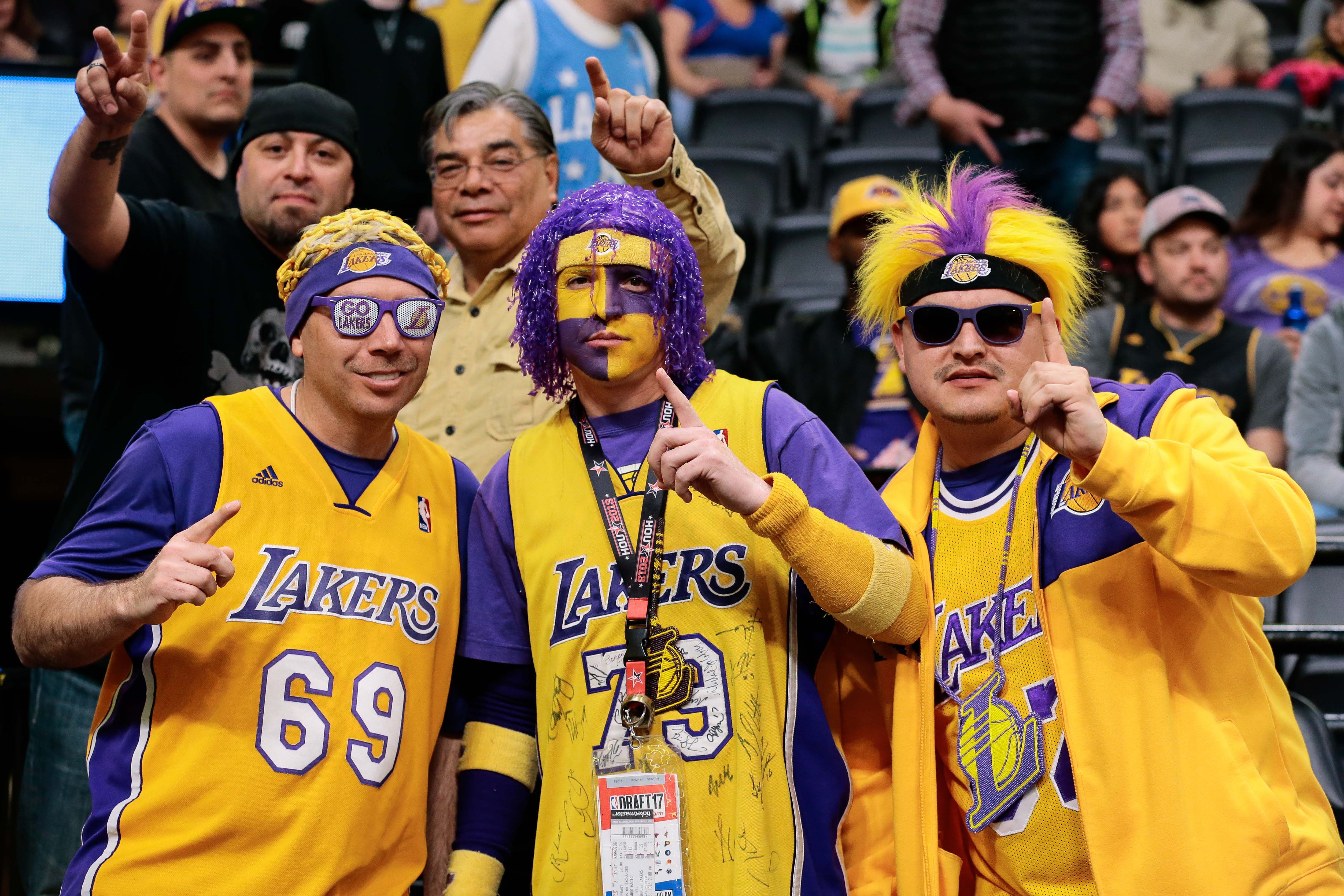 Angry Knicks Fan Sells Fandom To Lakers