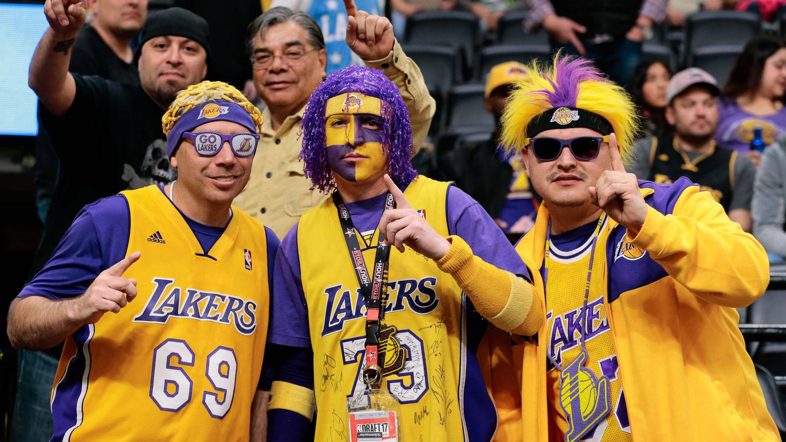 Angry Knicks Fan Sells Fandom To Lakers