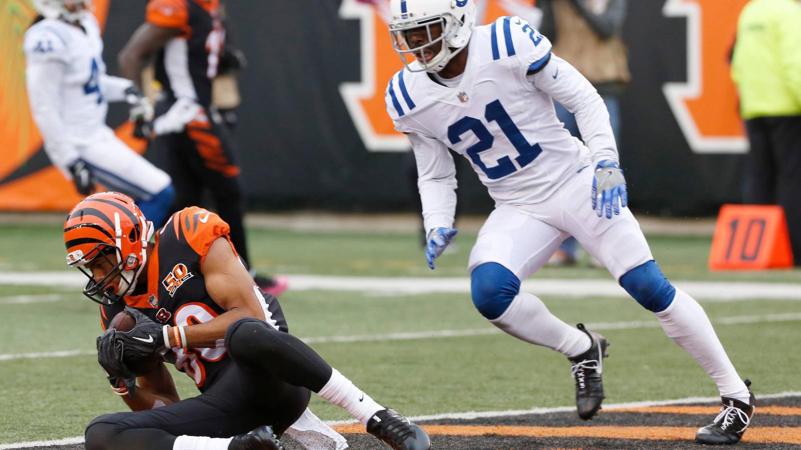 Bills' Vontae Davis Retires Mid-Game As Buffalo's Season Gets Worse