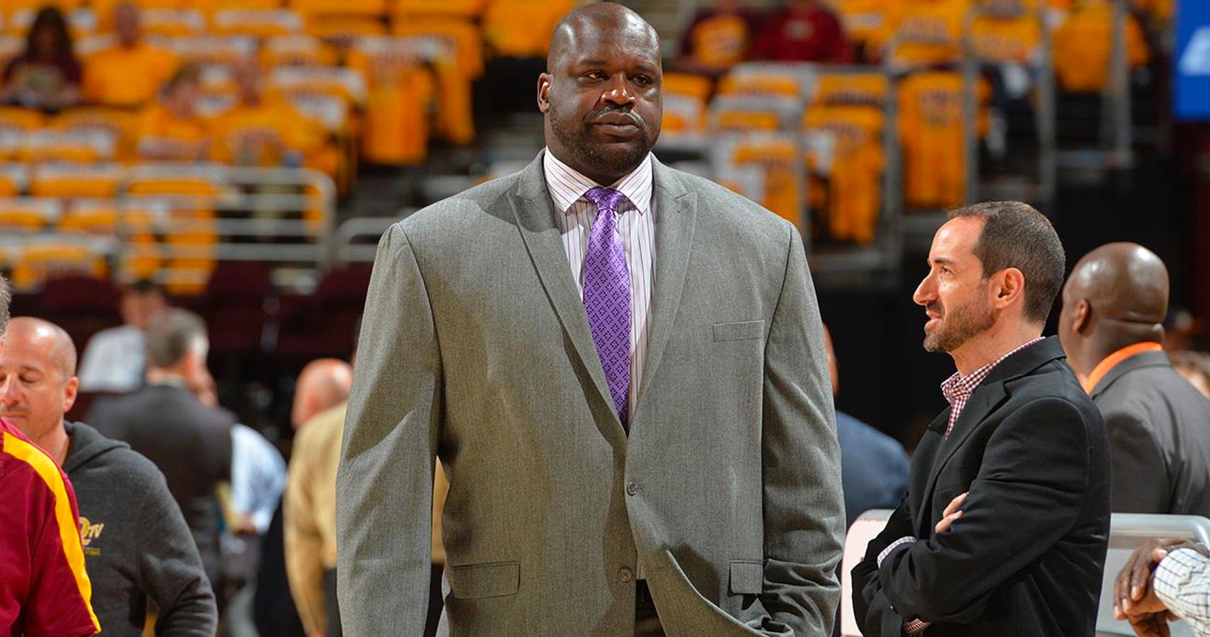 Shaquille O'Neal Attempts Kyrie Irving's Pre-Game Stretches