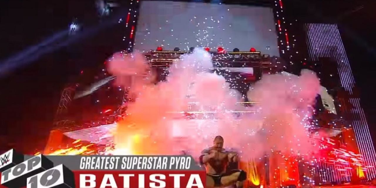 5 WWE Legends With Iconic Entrances (& 5 Legends With Basic Entrances)