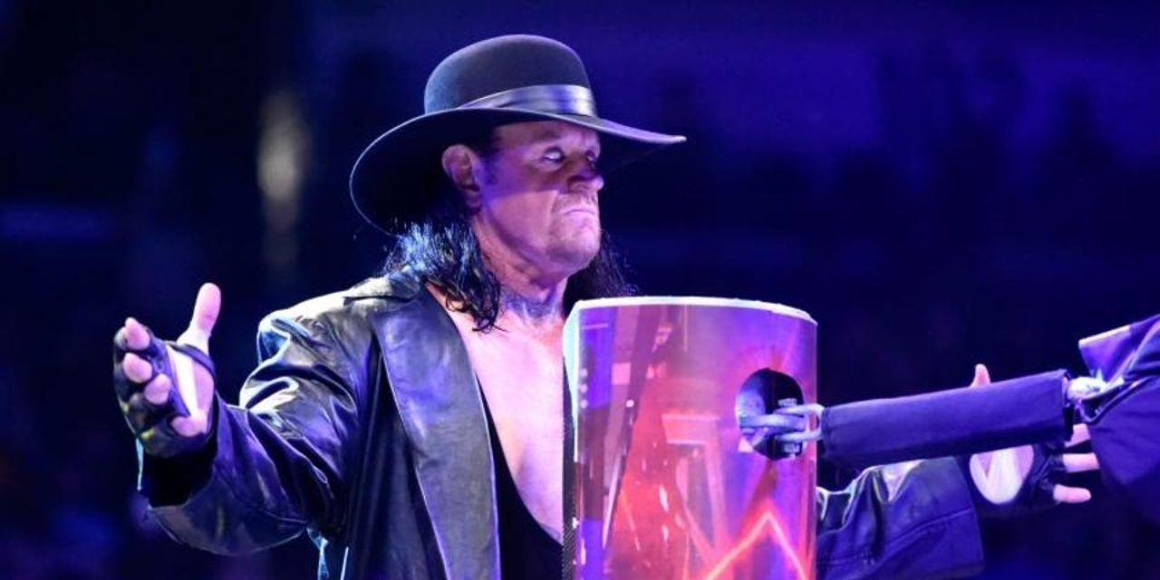 5 WWE Legends With Iconic Entrances (& 5 Legends With Basic Entrances)