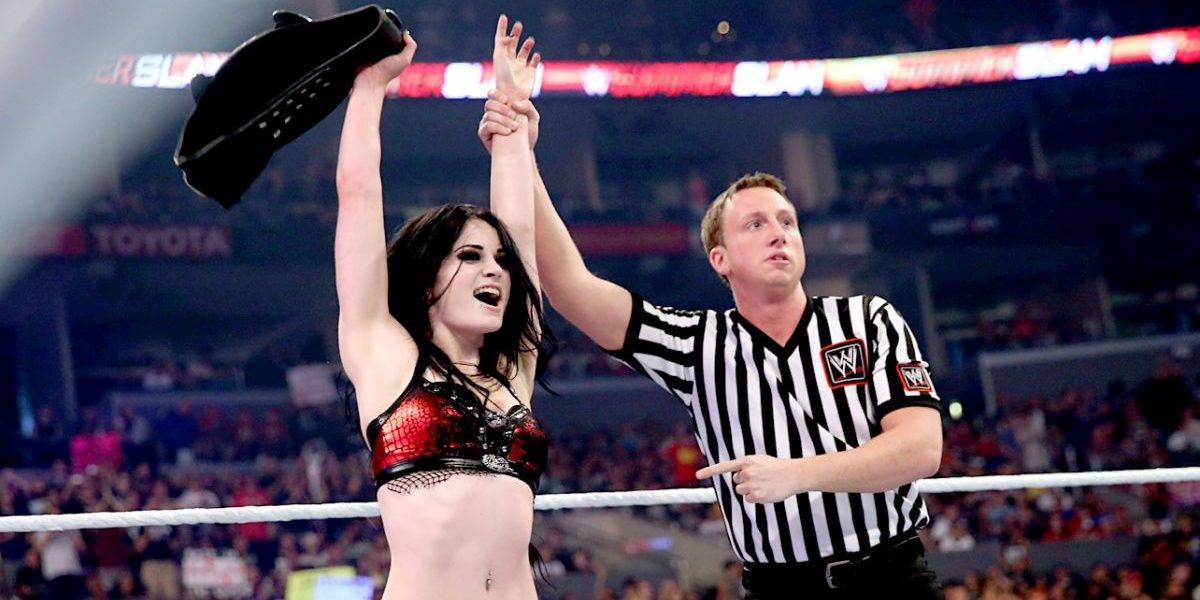 5 WWE Women's Title Reigns That Dragged On Too Long (& 5 That Ended Too Soon)