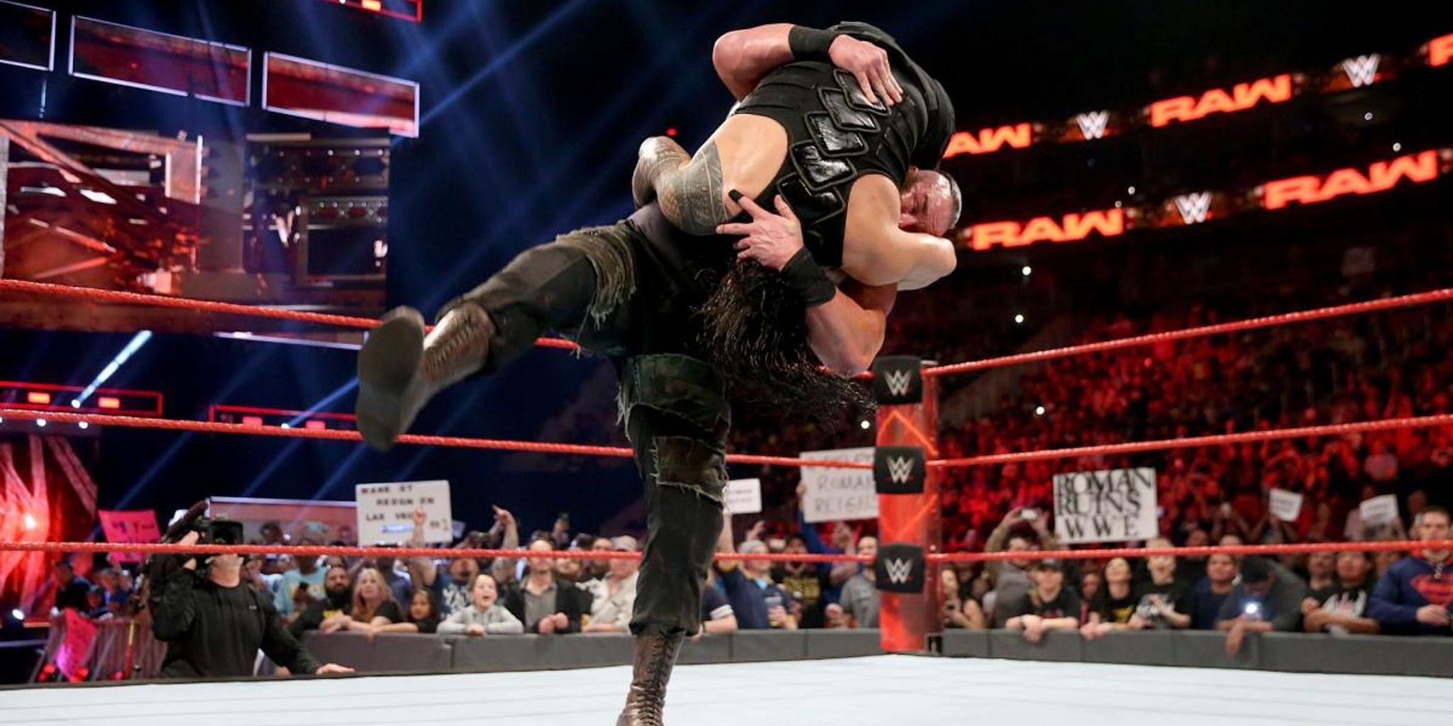 10 Wrestlers Who Never Changed Their Finisher (But Should Have)