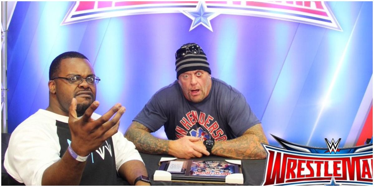 Hilarious Photos Of WWE Stars And Fans