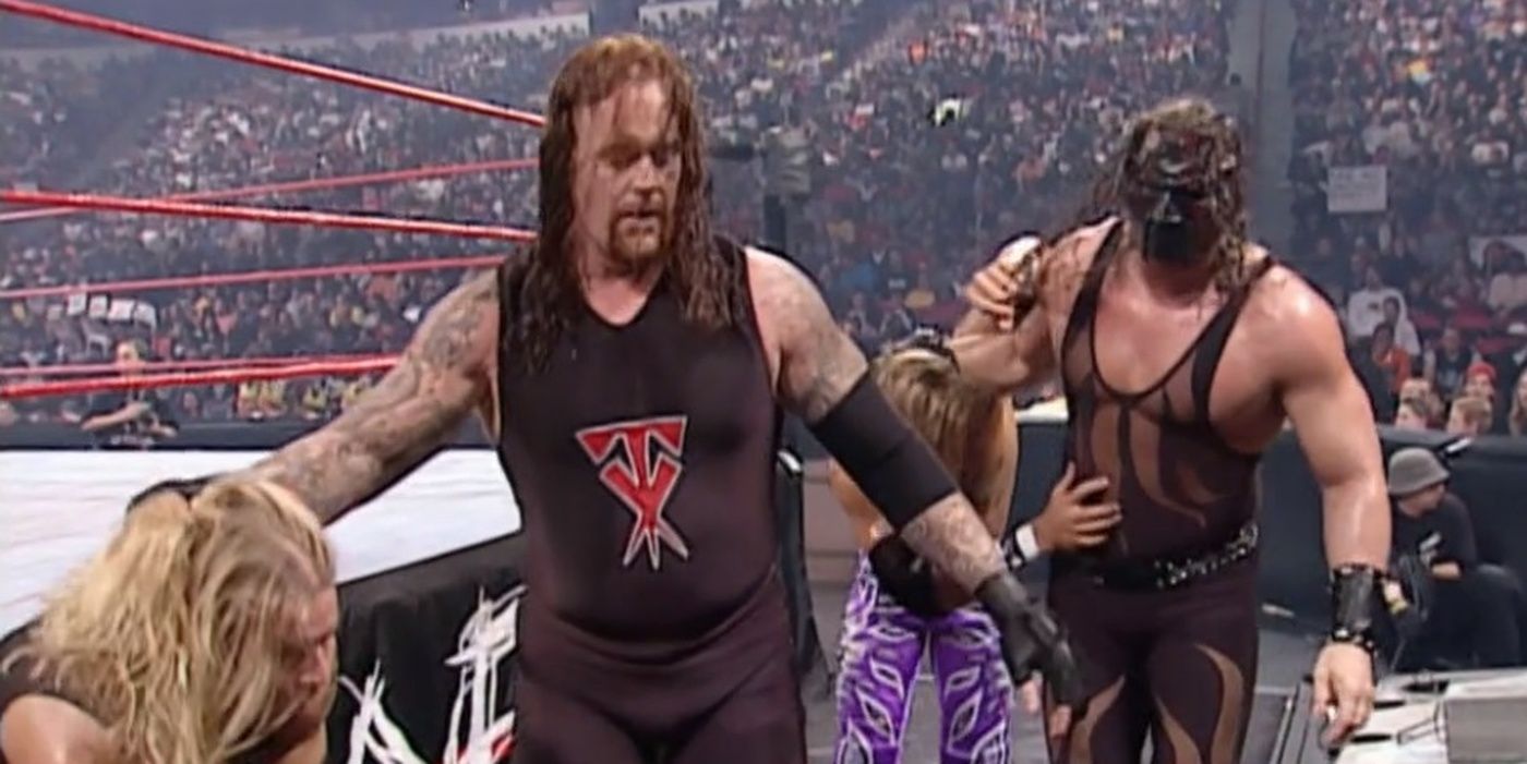 10 Rare Instances Of Wrestlers Wearing Different Gear