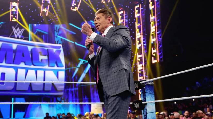 How WWE Raw Is Like SmackDown (& How They're Different)