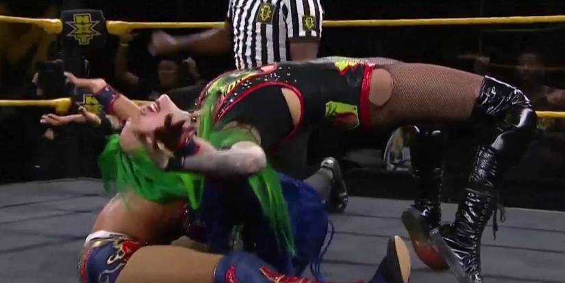 AJ Lee's Black Widow (& 9 More Of The Best Submission Finishers In ...