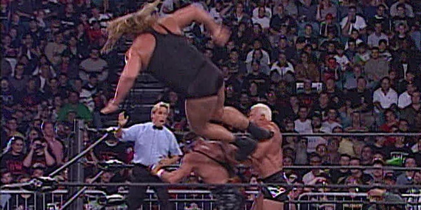 10 Iconic Wrestling Finishers (& How They Have Evolved)