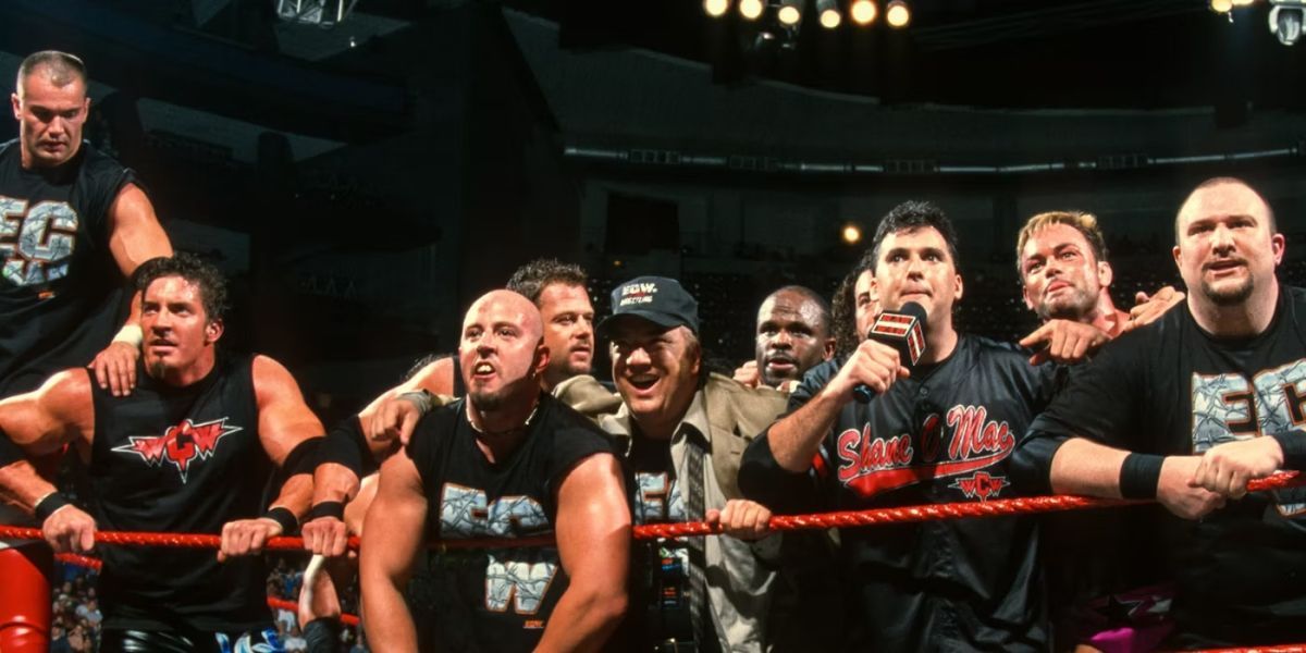 5 Biggest Factions In WWE History (& 5 With The Fewest Members)