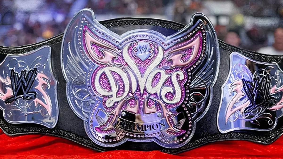 Kelly Kelly Signs WWE Legends Deal, Explains Evolution Absence